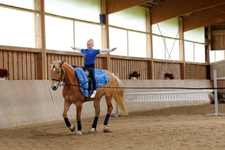 Voltigieren: Turnen auf dem Pferd | FUNDIS Reitsport